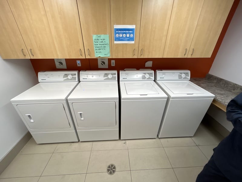 Double ensemble de laveuses et sécheuses à contrôle mécanique pour cet ...