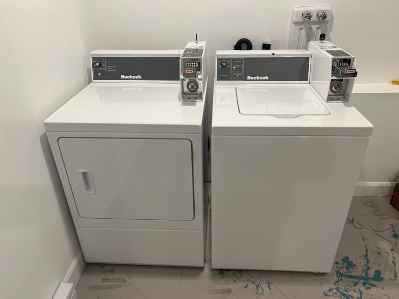 Installation d'une laveuse et une sécheuse à monnaie Huebch à Bécancour ...